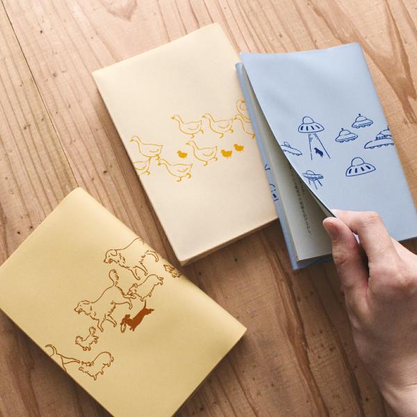 商品説明 端から端まで行列がつづく、文庫本サイズのPVC製ブックカバー。幅 105mm × 縦 157mm × 厚み 25mm までの文庫本に対応しています。背幅に合わせて折り返しを調節できます。関連カテゴリ ステーショナリー｜アララ｜ブッ...