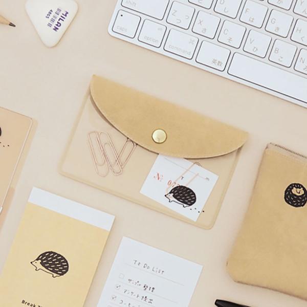 A7サイズのスナップボタン付きフラットケース。カードやチケット、レシートなどを収納しておくのに便利です。透明なので どんな物を入れたかチェックできるのも便利。それぞれ背面にも箔押しのワンポイントがあります♪ハリネズミフ｜クロウ｜フラミンゴ｜...