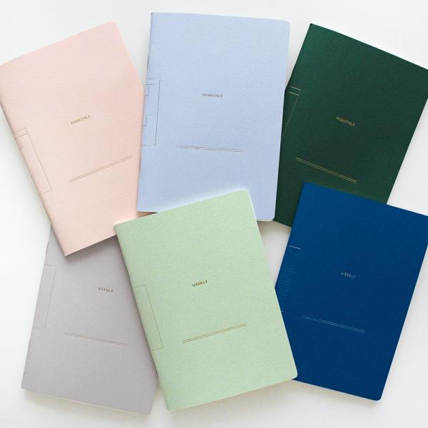 気軽に持ち運べて、かさばらず、好きな分だけ使えるシンプルなデザインの「コトモ ログノート」です。日付のないマンスリーとウィークリー、2種類のフォーマットをご用意。もっと日々の出来事を手帳と日記の間のような感覚で使えるノートです。関連カテゴリ...