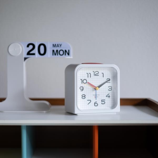 商品説明 シンプルながらも洗練されたデザインが魅力の アラームクロック。ヘルベルト バイヤー（Herbert Bayer） に由来するフォントと、グリッドパターンを組み合わせたシリーズです。ベースに規則正しく並んだグリッドは細く繊細に表現す...