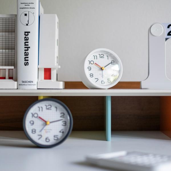 商品説明 シンプルながらも洗練されたデザインが魅力の アラームクロック。ヘルベルト バイヤー（Herbert Bayer） に由来するフォントと、グリッドパターンを組み合わせたシリーズです。ベースに規則正しく並んだグリッドは細く繊細に表現す...