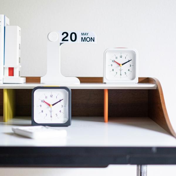 商品説明 バウハウスの代表的なフォントデザイン、ユニバーサルアルファベットの遺伝子をもつフォントを採用した置き時計。シンプルながらも洗練されたデザインで、空間をスタイリッシュに演出します。時針・分針・秒針はカラーアクセントが施され、アートの...