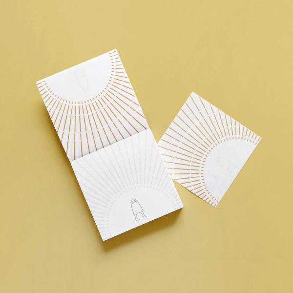 裏面の柄がうっすら透けて見えるユニークなメモパッド。メモ用紙は100枚綴りのボリュームでたくさん使えます！メジェドは後光、アヌビスはヒエログリフ、ファラオはピラミッドが浮かぶデザインです。【商品仕様】●サイズ：横幅8 × 高さ8 × 奥行0...