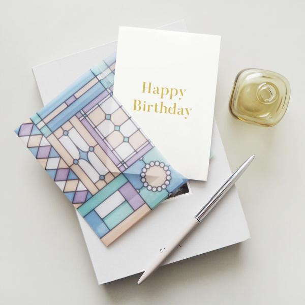 まるでステンドグラスのような絵柄の封筒が印象的なグリーティングカード。トレーシングペーパーを使用した封筒は光が透けるので、よりガラスのような仕上がりになっています。カードの両面には金色の箔で「I hope it will be a wond...