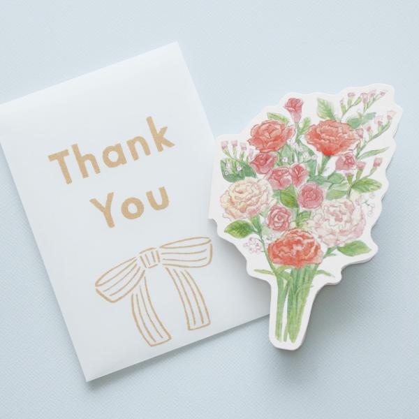 商品説明 ボリュームたっぷりのブーケを水彩で描いたダイカットのミニカード。付属のトレーシングペーパーの封筒に入れるとブーケにリボンやフラワーベースが重なってデコレーションされたように見えます。封筒の文字は「Happy Birthday」「T...