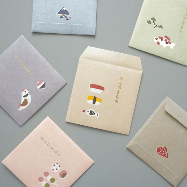 日本固有のモチーフをゆるくとぼけた表情で描いた「ごゆるり」シリーズの ぽち袋。二つ折りのお札が入るサイズで 文字部分が箔押しです。ぽち袋の裏面にもそれぞれ絵柄があります。柔らかな風合いと優しい紙色が魅力の伊予和紙を使用しています。-商品仕様...