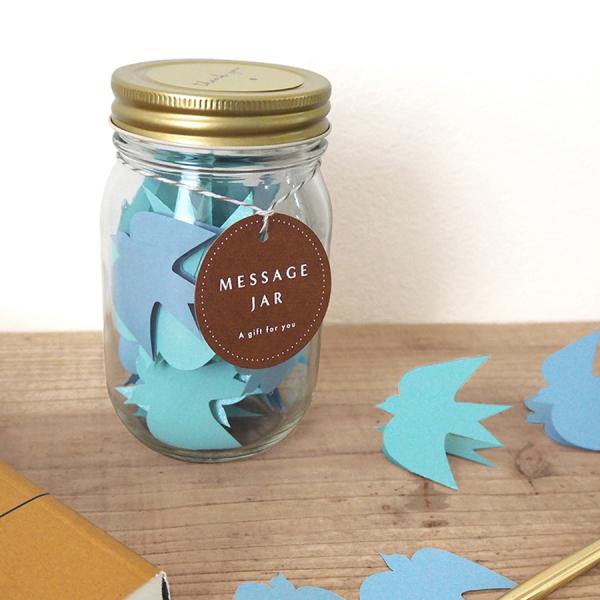 一人ずつカードにメッセージを書いて、ガラス瓶に入れてギフトにできる寄せ書きセット！ありがちでは無い、洒落たメッセージの贈り方ができます。上蓋に貼れる「バースデー・ウェディング・サンキュー・無地」の 4種類の目的別シール付き。【仕様・規格】●...
