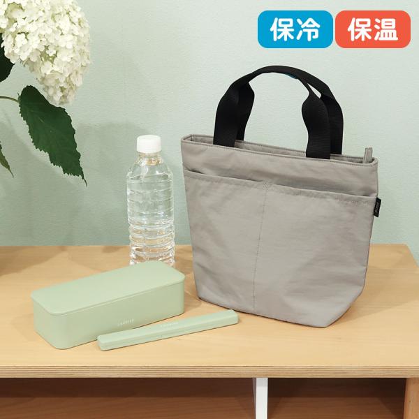 商品説明 さらりとした質感のナイロン生地と、シンプルな見た目が大人見えするランチトート。内側はシルバーコーティング生地で、保冷剤を入れるのに便利なメッシュポケットがついています。500mlペットボトルを立てたまま入れられるサイズ感です。スリ...