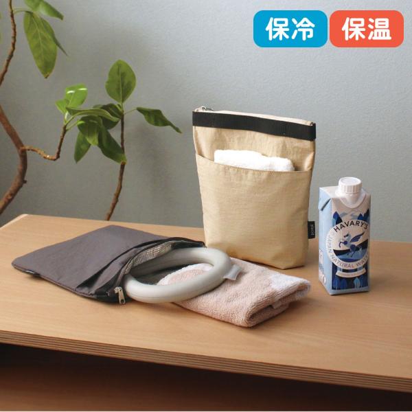 商品説明 さらりとした質感のナイロン生地にシンプルな形状、ほどよいサイズ感の保冷ポーチ。外側にはハンカチなど平たい物が入るポケットと、底には自立しやすい隠しマチ付きの仕様です。持ち手が付いていてカバンの中から出し入れがしやすく、バッグインバ...