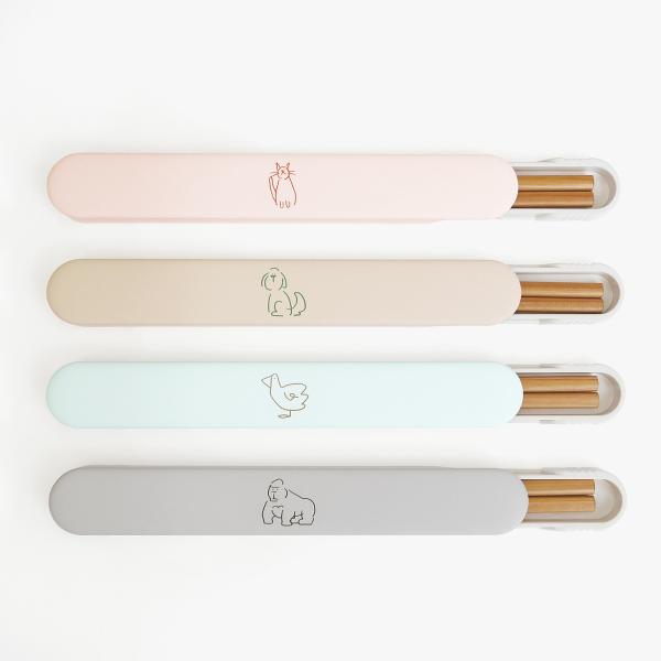 落書きのようなかわいい動物たちのイラストが描かれたスライド開閉のお箸箱セット。。ネコ・イヌ・アヒル・ゴリラの4種類、思わずクスッと笑顔になるデザインです。ころんとした丸みのあるフォルムのケースは開け閉めしやすいスライド式で、お子様でも扱いや...