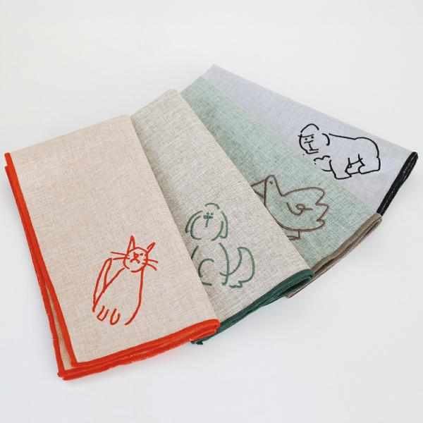 落書きのようなかわいい動物たちの刺繍がポイントのランチクロス。お弁当箱を包むのはもちろん、ランチョンマットとして敷くのにも十分な大きさです。ハンカチやスカーフ代わりなど色々なシーンで使えるアイテムです。ナチュラルなカラーと愛嬌ある動物の刺繍...