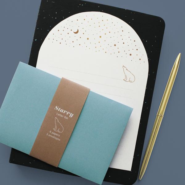 ドーム型の便箋に金の箔押しをあしらい、沢山の星が輝く空を表現しました。星座にも登場する6種類の動物たちが、自分の星座を探しているように空を見つめるデザインです。封筒はカラフルなチリが入った風合いのある紙を使用。天体や星好きな人への贈り物にも...