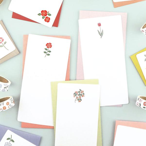 活版ならではの凹凸やカスレなど ひとつひとつ異なる風合いが楽しめる、一筆箋レターセット。書字のガイドラインとなる 縦書きと横書きの罫線の入った下敷きも付属しています。【商品仕様】●内容：　便箋 4枚　封筒 2枚（定形内）　罫線下敷き付き●サ...