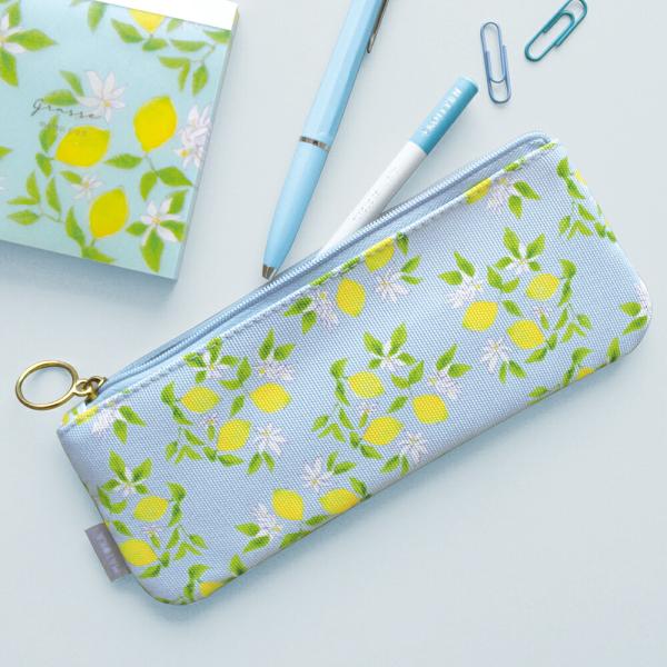 鮮やかな花柄が映えるコンパクトなペンケース。綿素材の風合いが感じられる生地で、シャリ感のある手触りが特徴です。スリムな形状ですが、ペンが10本程度入ります。フラットでカバンに入れてもかさばらず、持ち運びに便利です。ゴールドの引き手はリング形...