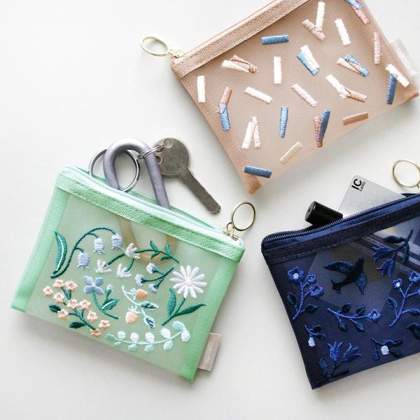 軽やかで透け感のあるメッシュ生地に、刺繍をあしらったミニポーチ。鍵やICカード、ワイヤレスイヤホンなど細々した物を持ち運ぶ時に便利なサイズです。バッグの中でも中身がひと目で分かり、必要な物をさっと取り出せます。関連カテゴリ ポーチ・ケース｜...