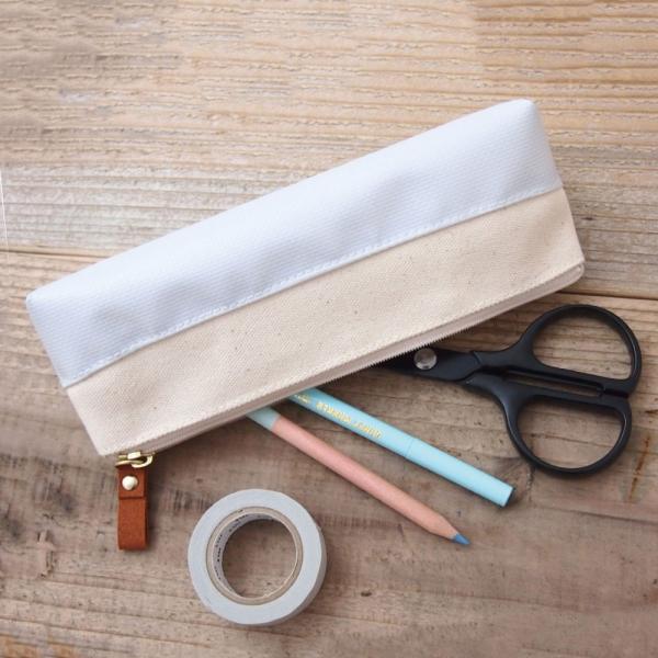 裏面にコーティングを施した頒布と 汚れを拭き取りやすいターポリンを使用したシンプルなペンケースです。 丈夫で張りのある素材なので安定して自立します。 品名の『TARNAS（ターバス）』は、Tarpaulin（ターポリン）と Canvas（キ...