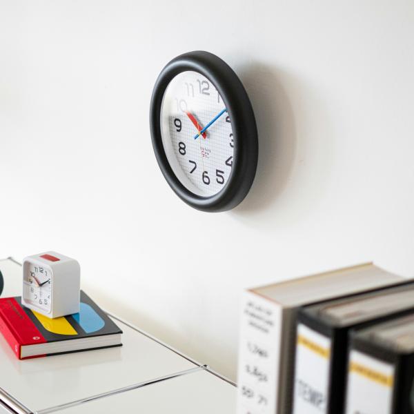 商品説明 シンプルながらも洗練されたデザインが魅力の ウォールクロック。ヘルベルト バイヤー（Herbert Bayer） に由来するフォントと、グリッドパターンを組み合わせたシリーズです。ベースに規則正しく並んだグリッドは細く繊細に表現す...