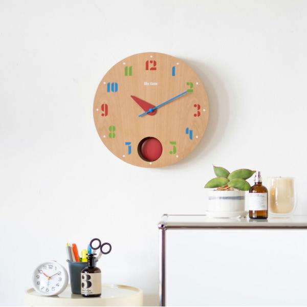 商品説明 カラフルで遊び心あふれる壁掛け時計。幾何学図形で構成された、バウハウスらしい数字はヨースト・シュミット（Joost Schmidt）の復刻フォントです。積み木をイメージしたカラフルな色味に動きのある振り子を合わせたデザインです。カ...