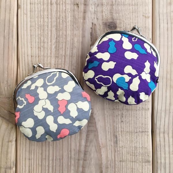 京都老舗の染工場が手掛ける風呂敷ブランド「mashu KYOTO」で人気の「ひょうたん」柄を用いた がま口ポーチ。伝統的な柄をモダンに配置したデザインで、落ち着いた色合いの２色を展開。ひょうたんは種が多いことから、子孫繁栄、多産を願う意味が...