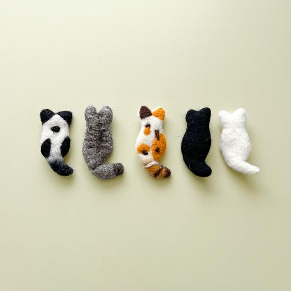 猫好きにはたまらない、ふんわり可愛いフェルトブローチ。三毛猫、白猫、黒猫、ハチワレ、サバトラの5種類、それぞれの 「後ろ姿」 がブローチになりました。まるで猫がちょこんと座っているようなデザイン。手作りならではの温かみがあり、ひとつひとつ微...