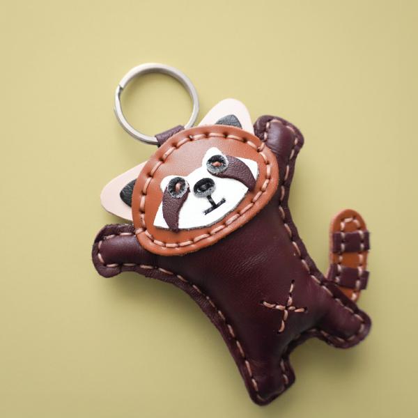 腕を広げた威嚇姿が可愛らしい、レッサーパンダモチーフのレザーキーホルダー。やさしい風合いの本革を使用し、一つひとつ丁寧な手作業で仕上げています。自然由来の革ならではの質感と、手縫いで生まれるあたたかみのある表情。それぞれに個性があり、同じも...