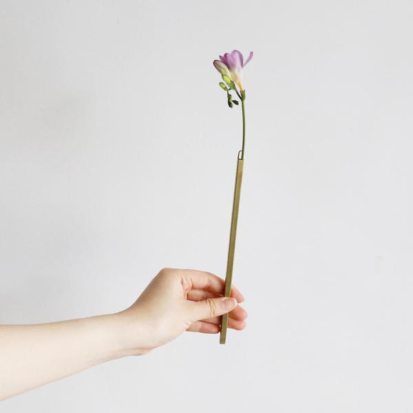 壁に大きな穴を開けなくてもお花を飾れる、スリムなフラワーベース(L)です。植物や絵を飾ったりするのはワクワクする反面、センスを問われる気がして二の足を踏んでしまう方も多いはず。このフラワーベースは野花や一枚の葉っぱを差すだけで雰囲気がでるの...