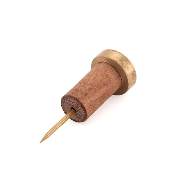 商品説明 ブラスとアカシアウッドを使ったピンフック。頑丈なスクリュータイプのフックもいいけれど、穴が目立ちにくいピンタイプなので、賃貸物件や壁の穴を開けるのに躊躇する方にもぴったり。玄関で鍵を掛けたり、サニタリースペースでのタオル掛けにも。...