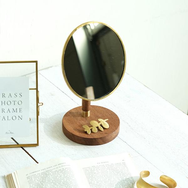 商品説明 ミラーのフレーム部分・背面部分にはブラスを、台座にはアカシアウッドを使用しています。台座部分にはお気に入りのジュエリーやコスメを置くこともでき、背面の蝶ネジで鏡の角度を調整することが可能です。飽きのこない、控えめだけれど愛着を覚え...