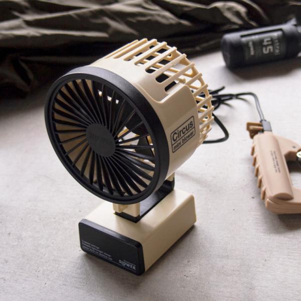 とても軽量で持ち運びしやすいマグカップのような扇風機。お手持ちのモバイルバッテリーと接続することで、ハンディファンとして野外で使うことができます。また、付属のバッテリーボックスを台座にすれば、卓上ファンとしてオフィスやご自宅で大活躍！カラビ...