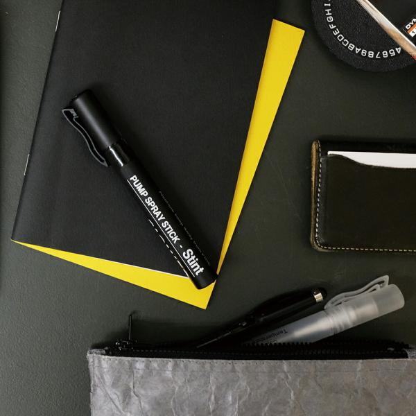 容量10mlのスリムなペンタイプのスプレースティック。カバンのペンポケット、衣服の胸ポケットや内ポケットなど、お出かけ時に邪魔になりません。一般的なアルコール消毒液にも対応しています。※消毒液の中身は含まれておりません。【商品仕様】●ボトル...