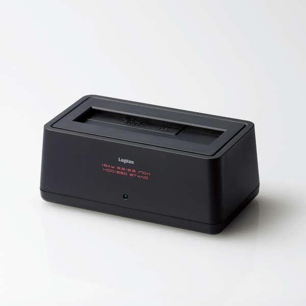 本製品はHDD/SSDを挿すだけで簡単に組立できるシンプルで使いやすいHDD/SSDスタンドです。 2.5/3.5インチどちらのドライブも使用することが出来ます。 またホコリ侵入防止カバーを搭載しておりますので、接触不良の原因になるホコリの...