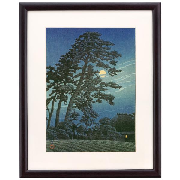 三本松の影から、煌々と輝く月が姿を見せる。その光に照らされた畑は整然と美しく、民家の明かりが温かく感じる、心清められる逸品。■ 川瀬巴水［略歴］明治16年(1883)、東京市芝区(現港区新橋五丁目)生まれ。25歳の時に鏑木清方の門をたたく。...