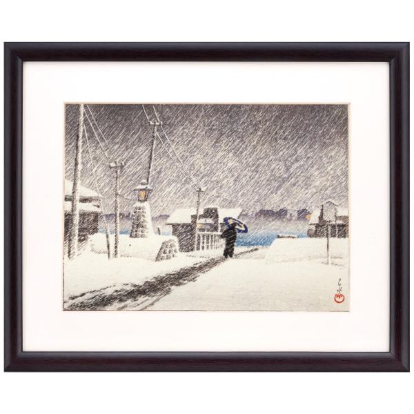 降りしきる雪の中、傘を押して行く人影。白銀の世界に覆われる一方、海の青が美しく映える。■ 川瀬巴水［略歴］明治16年(1883)、東京市芝区(現港区新橋五丁目)生まれ。25歳の時に鏑木清方の門をたたく。最初は年齢を理由に入門を断られたが、再...