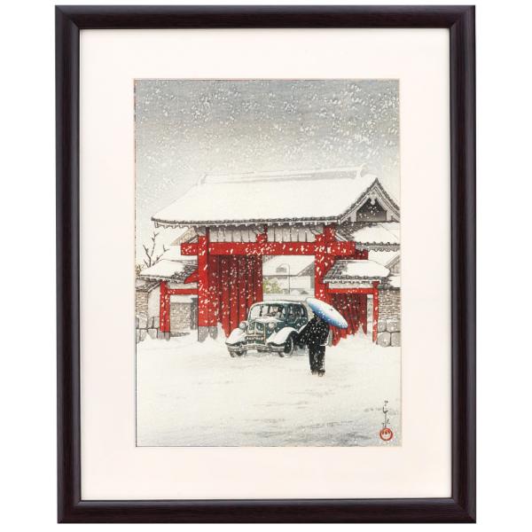 雪の純白に、芝大門の朱色が映えています。近代文明の香りする自動車も取り入れた珍しき巴水芸術の逸品。■ 川瀬巴水［略歴］明治16年（1883）、東京市芝区（現港区新橋五丁目）生まれ。25歳の時に鏑木清方の門をたたく。最初は年齢を理由に入門を断...