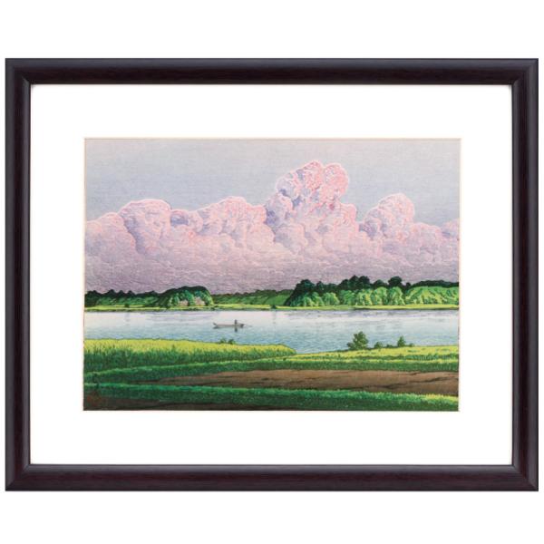 淡い色調で描かれた入道雲、緑が鮮やかな草木、穏やかな手賀沼の美しい光景。■ 川瀬巴水［略歴］明治16年、東京市芝区（現港区新橋五丁目）生まれ。25歳の時に鏑木清方の門をたたく。最初は年齢を理由に入門を断られたが、再度清方に入門を懇願し許され...