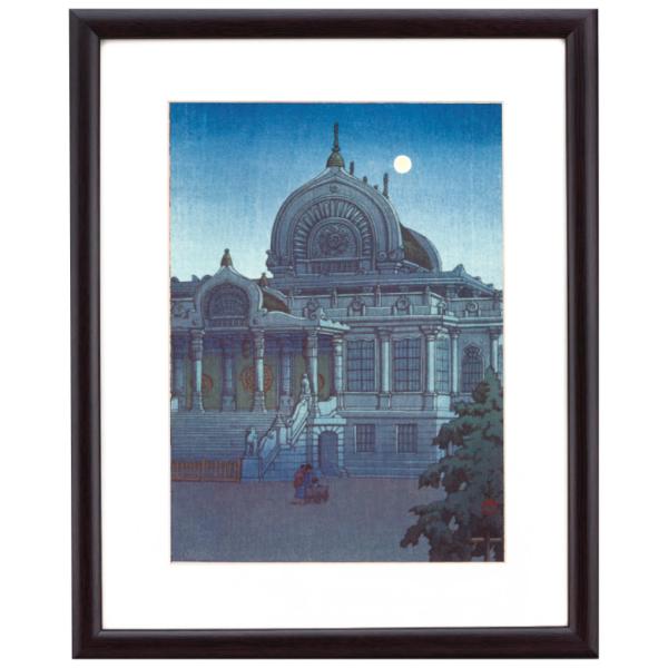 淡く光る夕月の下、荘厳な築地本願寺がそびえています。東洋風のデザインも細やかに描写した、心穏やかな静謐ただよう風景。■ 川瀬巴水［略歴］明治16年、東京市芝区（現港区新橋五丁目）生まれ。25歳の時に鏑木清方の門をたたく。最初は年齢を理由に入...