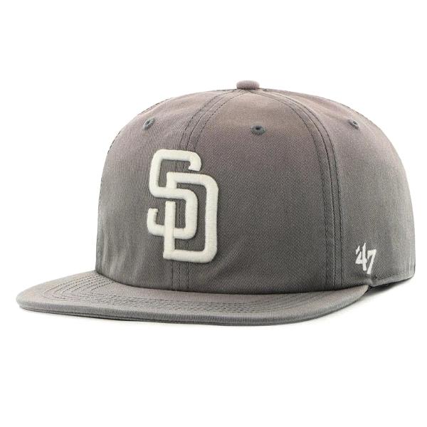 【発売日：2025年07月12日】「 爆買 WEEK 」47 CAPTAINは四角型のフラットバイザーを採用したアジャスタブルキャップ。プラスチックのアジャスターが、’47 CAPTAINのきれいなシルエットを保ちます。フロントパネルの無い...