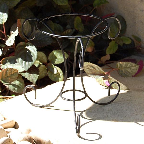 ■サイズ(cm)約 W 19 x D 19 x H 17.5(円の部分：W 13 × D 13)※多少サイズは前後します。■素材アイアン■ご注意※ガラスの水盤は別売りです。※サイズ・形が写真と異なる場合があります。※Ｌサイズの水盤は大きすぎ...