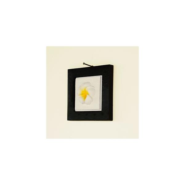 アジアン雑貨・バリ雑貨！プルメリアの花びらをイメージしたアジアンレリーフ。プルメリア花びらに立体感があり、全体的に奥行きを感じる、とっても可愛いデザインです。ナチュラルなホワイトと、木枠のブラックのコントラストがより、レリーフの存在感を際立...