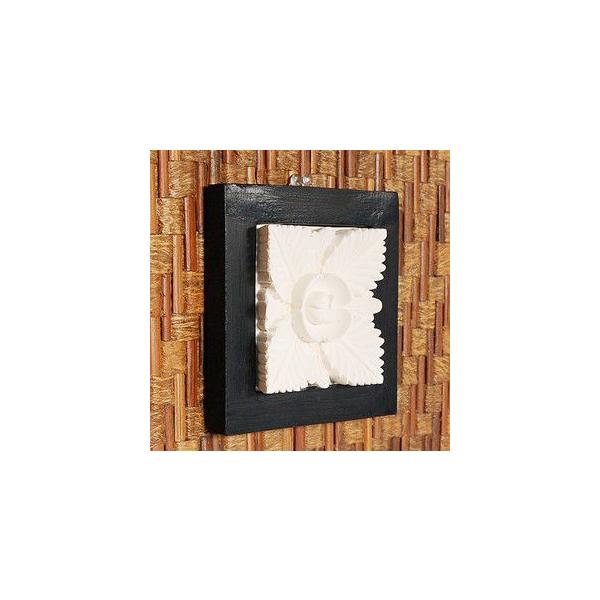 ブラックフレームに囲われた立体的なお花が可愛いストーンレリーフ。木製のフレームにホワイトストーンで模られたオリエンタルなリーフがアジアンリゾートの雰囲気を感じさせててくれます。中央の彫刻が立体的に作られており、一見シンプルながら壁に飾ると、...