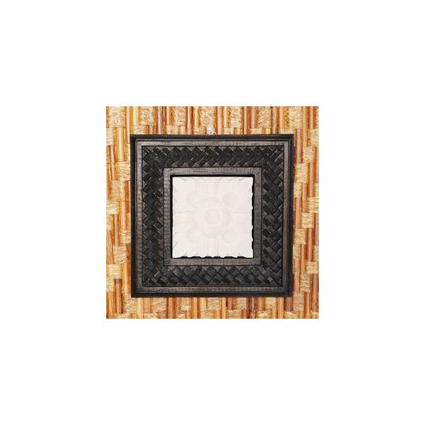 バリ島で見つけてきた木製フレーム付きストーンレリーフはモダンなカラーリングでどんなお部屋にもマッチするアイテム。木製フレームはスパボウルでも使われている、マホガニーウッドで出来ています。そのフレームに立体的な台形の彫刻が施されていて、より存...