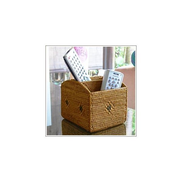 アジアン雑貨・バリ雑貨！バリ島のトゥガナン村でひとつひとつ丁寧に編まれたアタのリモコンスタンド。テレビにDVDプレーヤーにエアコンなど、最近のお部屋はなにかとリモコンが多いもの。 3部屋に仕切られているのでこのアタのケースならたくさんのリモ...