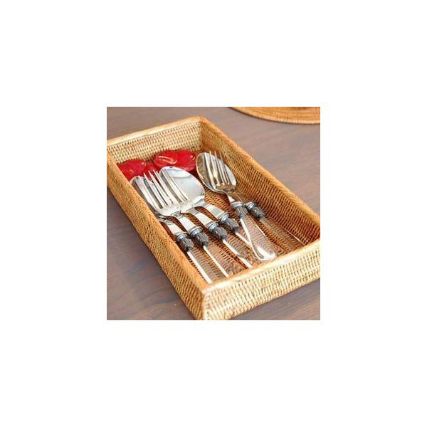 アジアン雑貨・バリ雑貨！バリ島のトゥガナン村の職人がひとつずつ丁寧に編んで作ったアタのケース。デスク回りではペントレーとして、お玄関に置いて鍵や小物を整理するのにも丁度いい大きさです。ダイニングではスプーンやフォークなどのカトラリーを入れて...