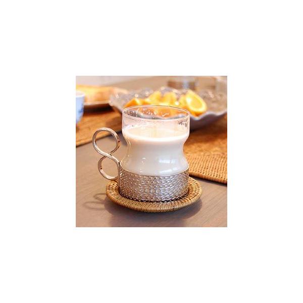 アジアン雑貨・バリ雑貨！バリ島のトゥガナン村で作られたアタのコースター。ナチュラル系のコースターと言えばやっぱりこのアタ。平らなコースターはよく見かけますが、このコースターはふちが盛り上がった珍しいバンク型。職人さんの手作業で作られる細かい...