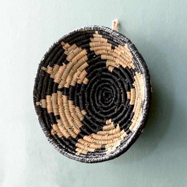 ■サイズ：約 W 31 × D 31 × H 8※多少サイズは前後します。■重量：約 0.4 kg■素材：シーグラス（天然水草）■生産国：ベトナム■ご注意※シーグラスを使用している商品ですので、開封当初は草のにおいがしますが時間が経つと薄れ...