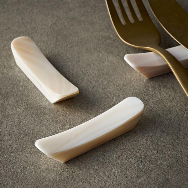 ■サイズ(cm)：約 W 7 × D 1.3 × H 0.9※多少サイズは前後します。■素材：シェル■生産国：ベトナム■ご注意※ハンドメイドのためサイズ・形が写真と異なる場合があります。※天然の貝殻を使用していますので、素材特有の小さなキズ...