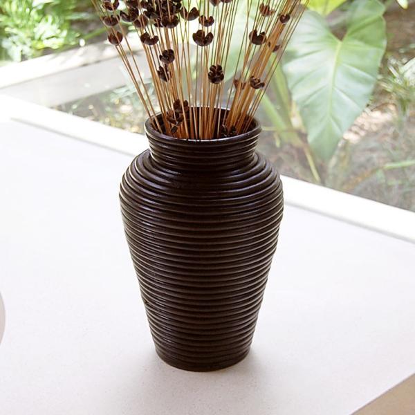 手びねりで陶器を作るようにラタンをコイル状にして重ねて作られたラタンバスケット。編み込むのではなく積み重ねることで形作られたデザインは、一見するとラタンではなく陶器のようにも見えるから不思議。色も落ち着いたブラウンカラーなのでモダンな印象の...
