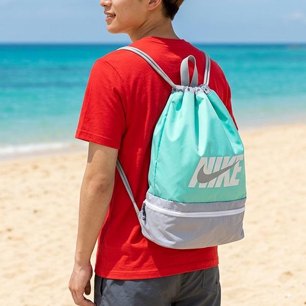 NIKE ナイキ SS26 2ルームプールバッグメンズ・レディース・男性・女性・男女兼用・ユニセックス・キッズ・ジュニア・子供ナップザックタイプの定番プールバッグ。上下で収納スペースが分かれており、使用後の水着と着替えを分けて入れられる仕様...