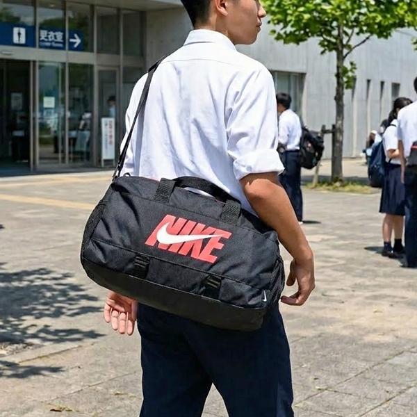 NIKE ナイキ SS26 ボストンプールバッグメンズ・レディース・男性・女性・男女兼用・ユニセックス・キッズ・ジュニア・子供ボストンタイプのプールバッグ。ちょっとした小物の収納に便利なサイドポケット付き。ショルダーストラップは長さ調整でき...