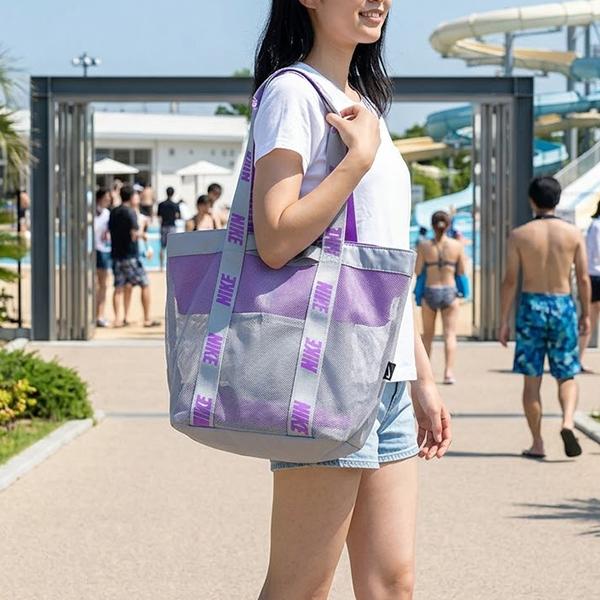 NIKE ナイキ SS26 メッシュトートプールバッグメンズ・レディース・男性・女性・男女兼用・ユニセックス・キッズ・ジュニア・子供水着やギアが出し入れしやすいメッシュトート型。手提げと肩掛け、2通りの持ち方ができ、口元は紐で絞れる仕様で中...
